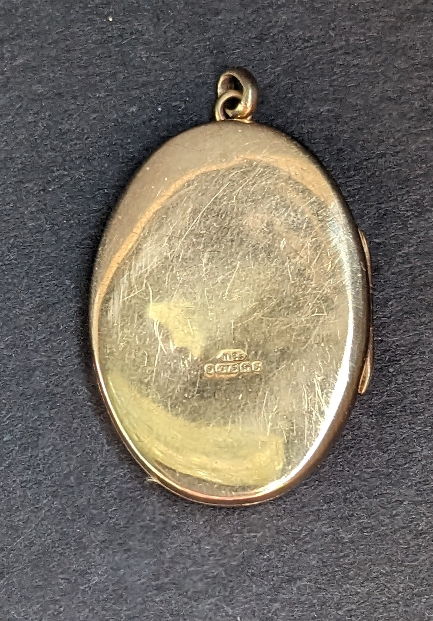 Large Oval Engraved Locket English feathered scroll – Hummingbird Vintage